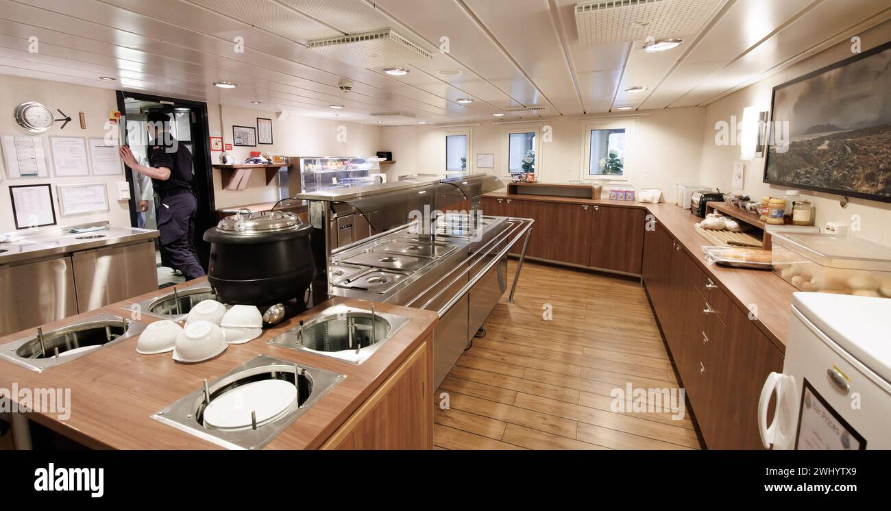 The Royal Navy's new minehunting "mothership", RFA Stirling Castle ...