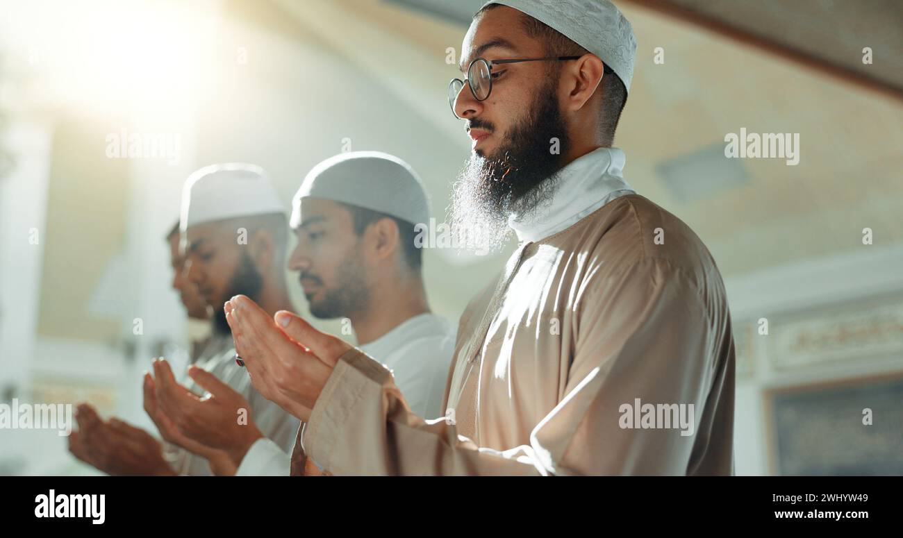 Muslim men praying celebration hi-res stock photography and images - Alamy