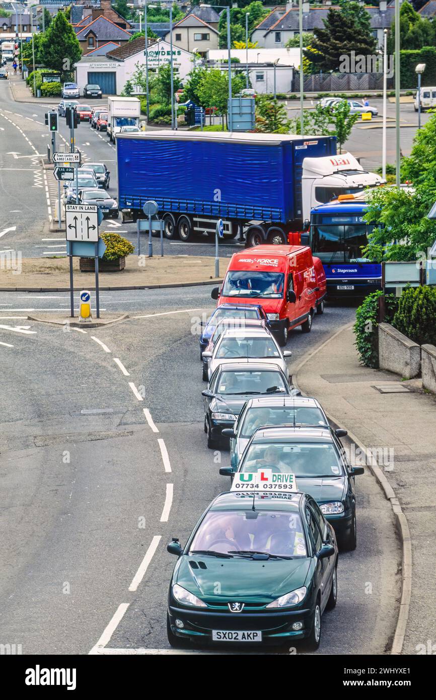 School cars queue uk hi-res stock photography and images - Alamy