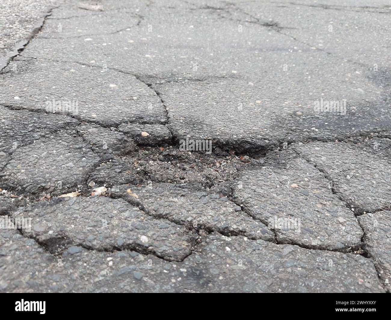 Straßenabschnitt mit Schlagloch im Asphalt Hamburg Hamburg Deutschland ...