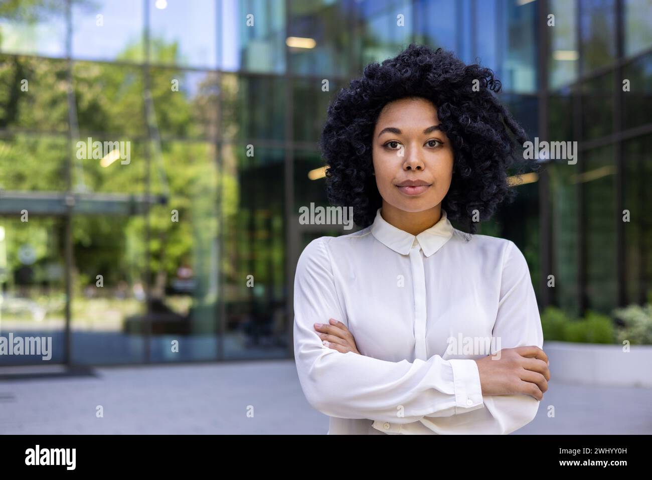 Black woman standing proud pose hi-res stock photography and images - Alamy