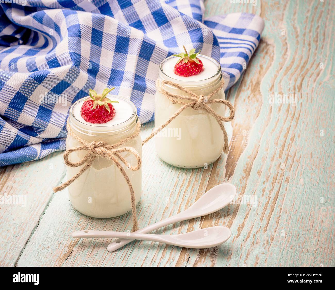 Glass greek yogurt strawberries hi-res stock photography and images - Alamy
