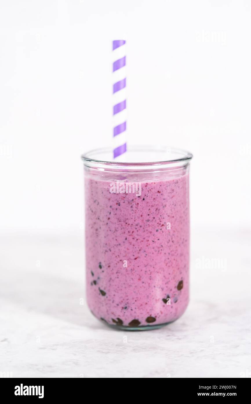 Mixed Berry Boba Smoothie Stock Photo - Alamy