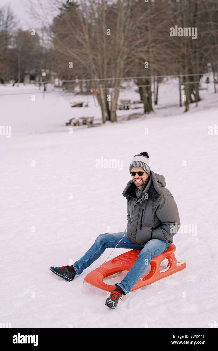 Sits on a sled hi-res stock photography and images - Alamy