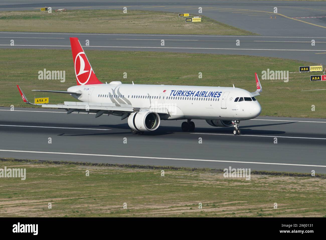 ISTANBUL, TURKIYE - OCTOBER 01, 2022: Turkish Airlines Airbus A321-271NX (9044) landing to ...