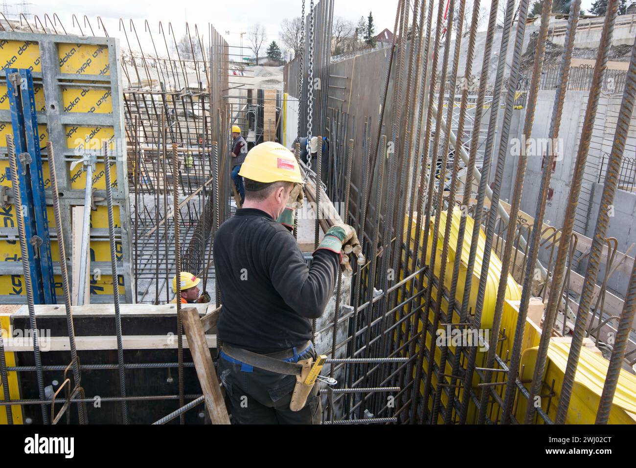 Construction worker and reinforced concrete Stock Photo - Alamy