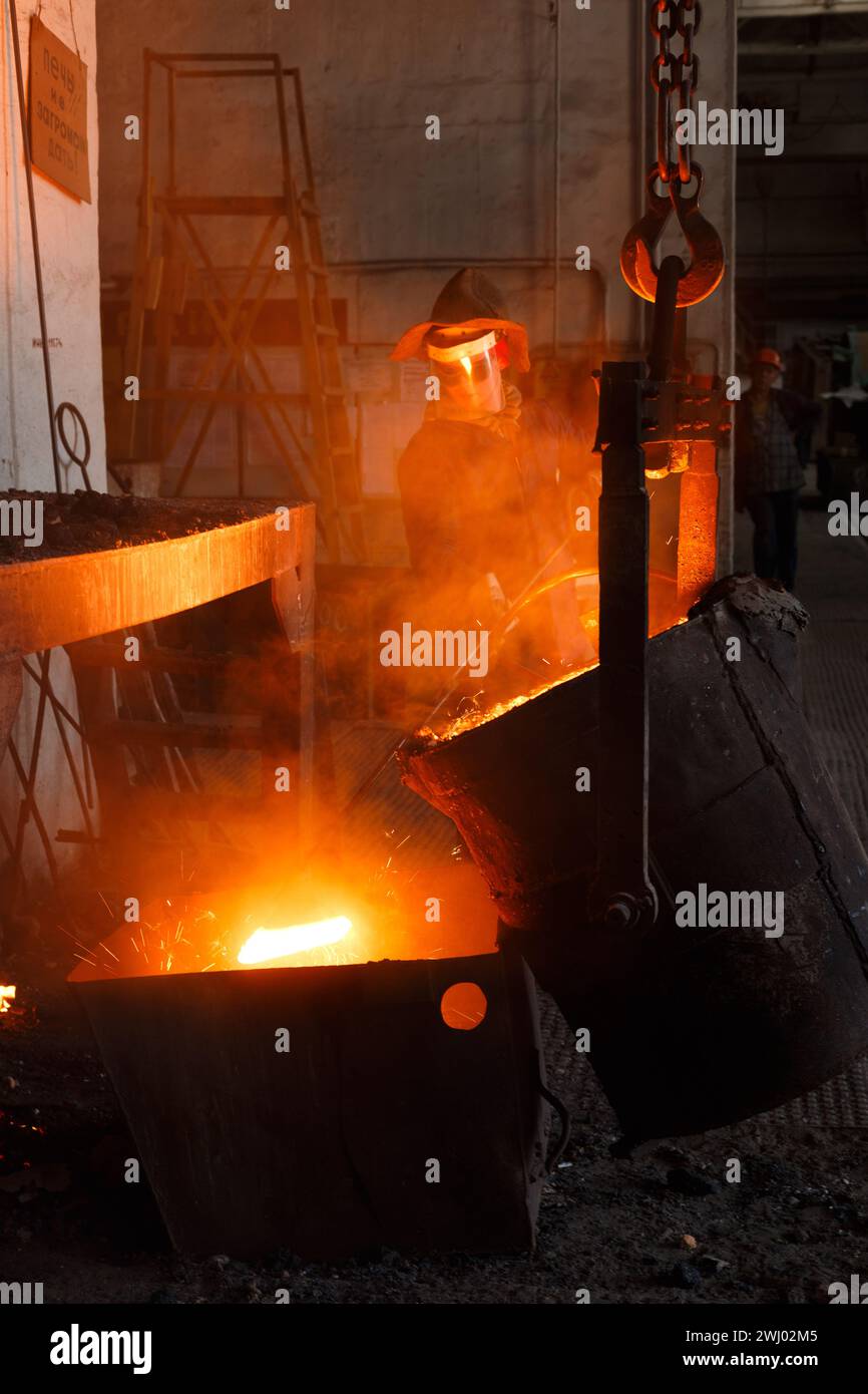 Skilled worker pours molten metal hi-res stock photography and images ...