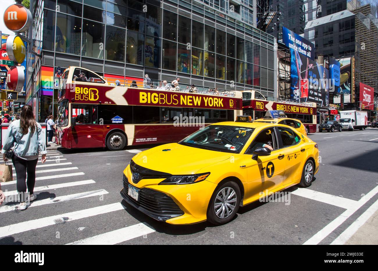 New York City: Big Bus and yellow cab in Manhattan Stock Photo - Alamy