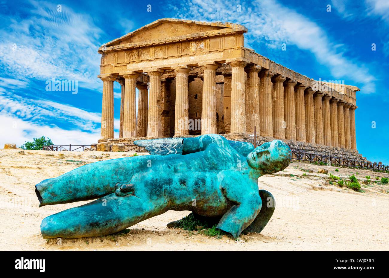 Statue of fallen icarus hi-res stock photography and images - Alamy
