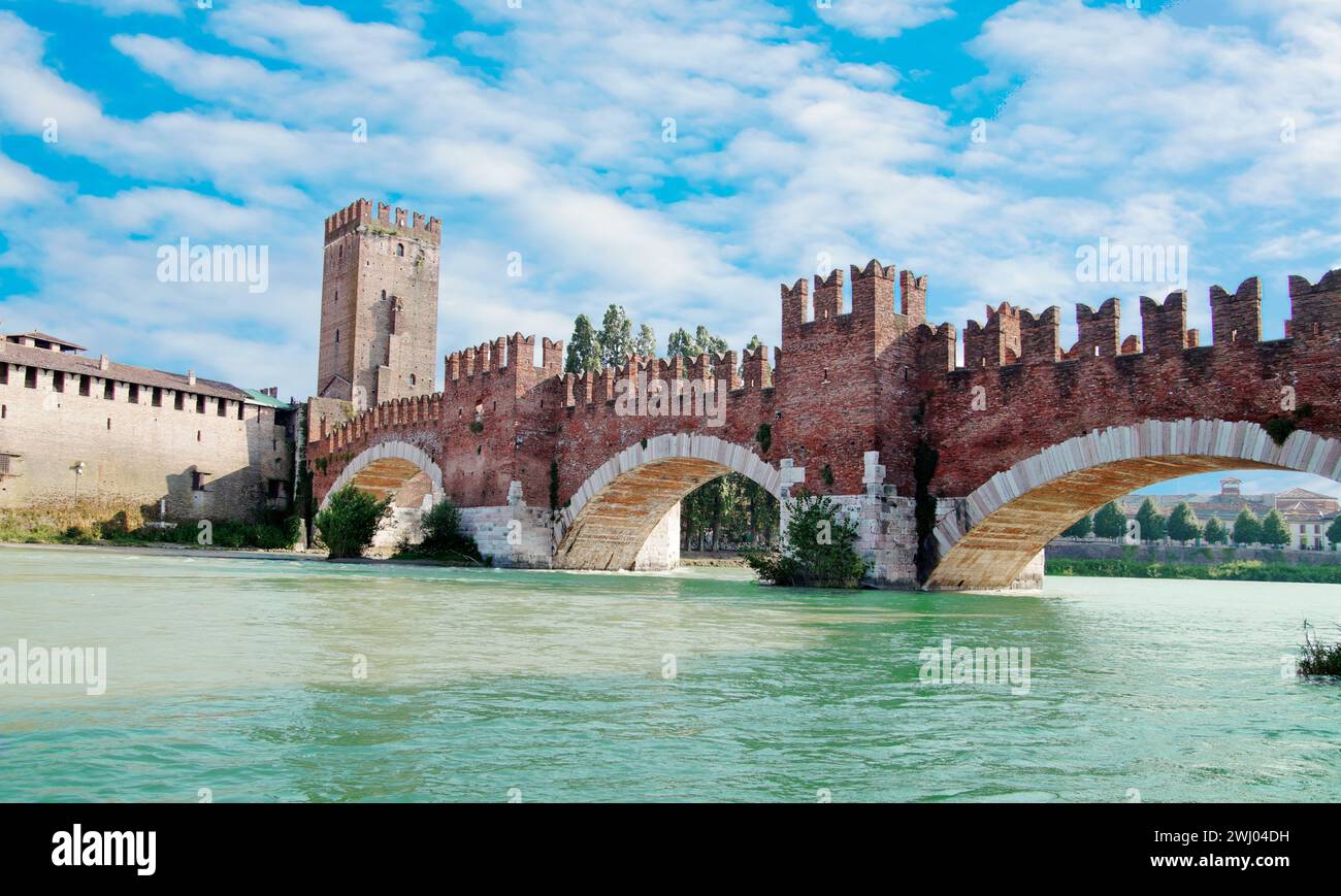 Ponte Scaligero, Ponte di Castelvecchio medieval bridge in Verona over ...