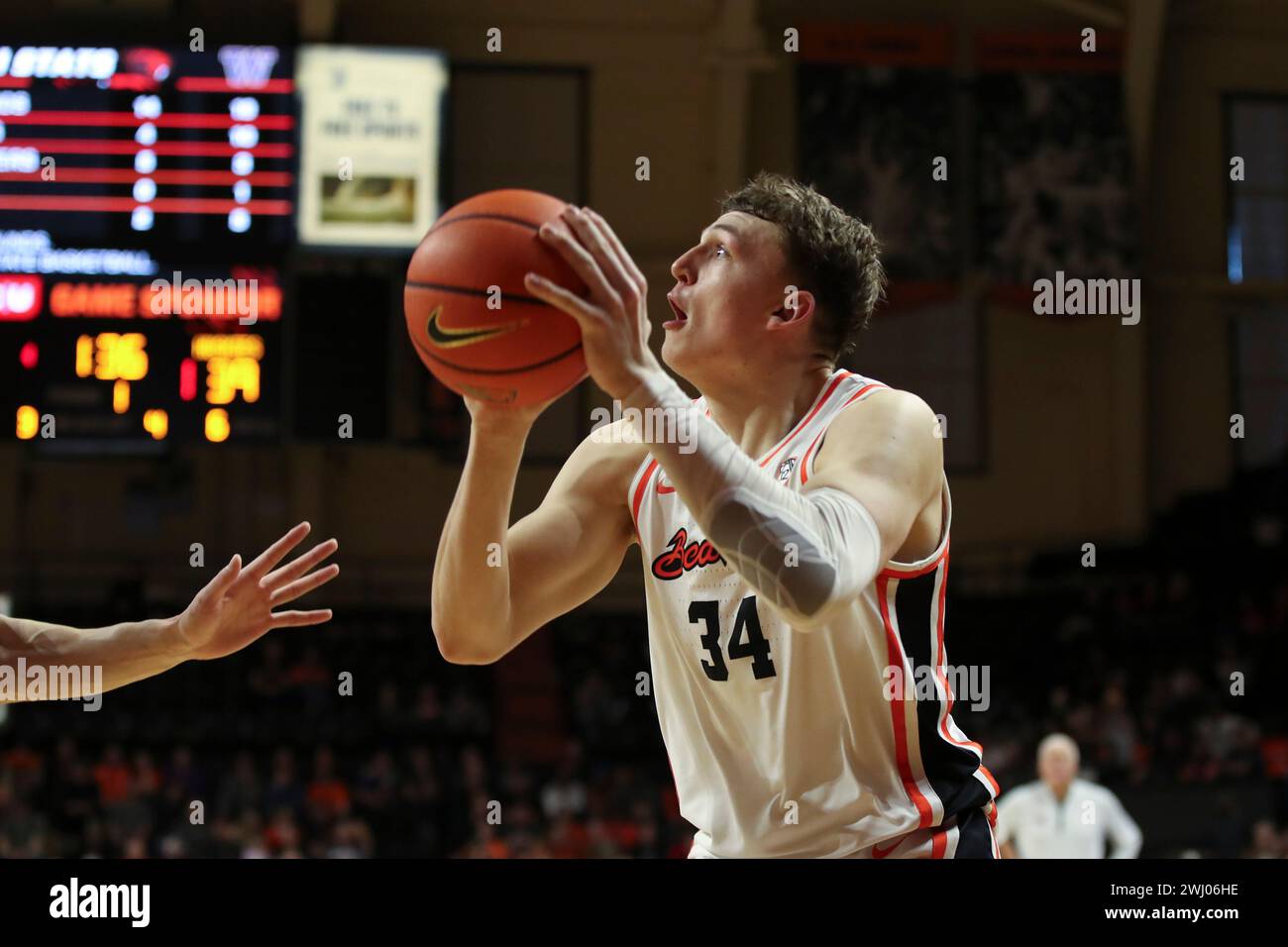 Oregon State forward Tyler Bilodeau (34) looks to shoot during an NCAA ...