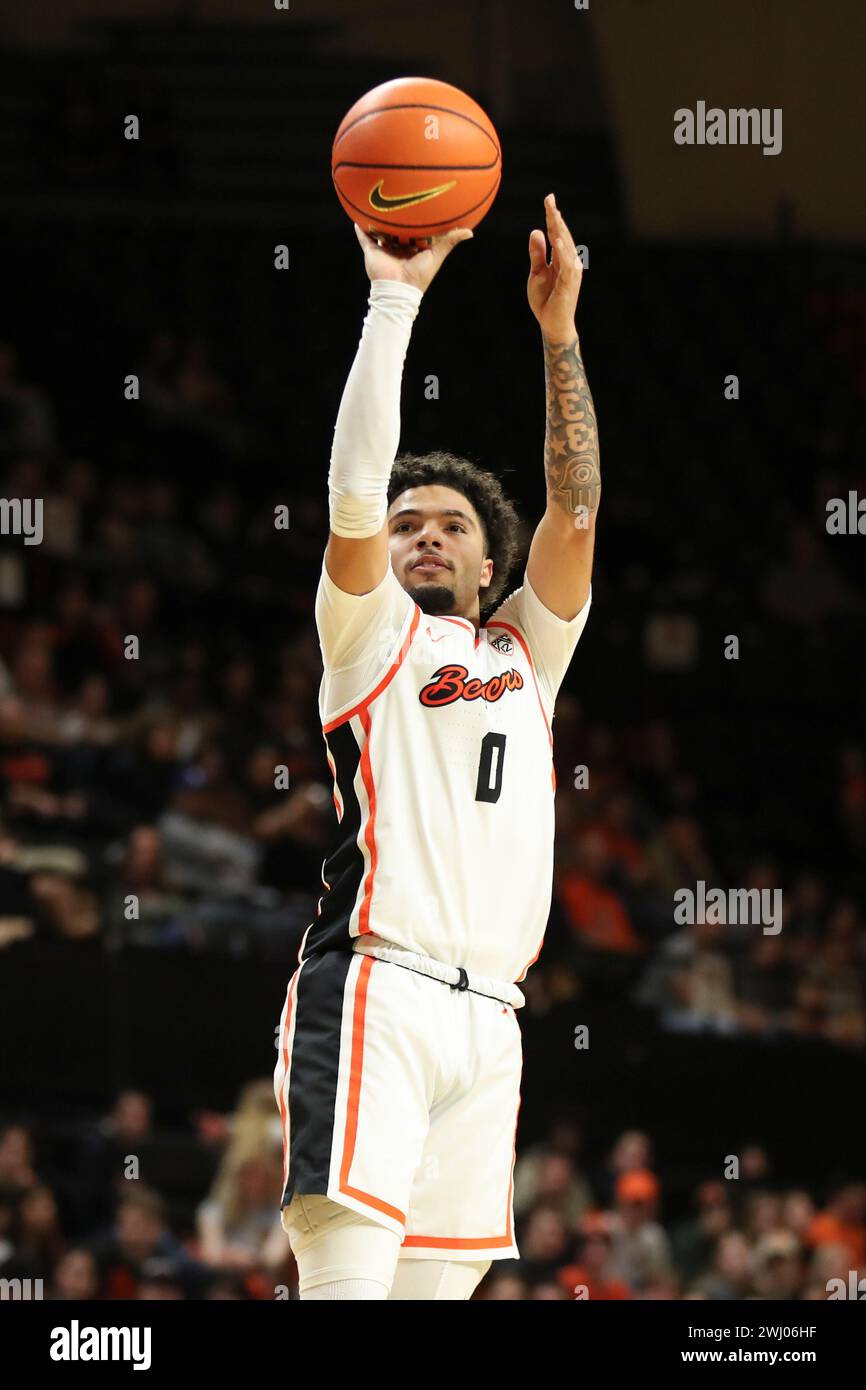 Oregon State guard Jordan Pope (0) shoots during an NCAA college ...
