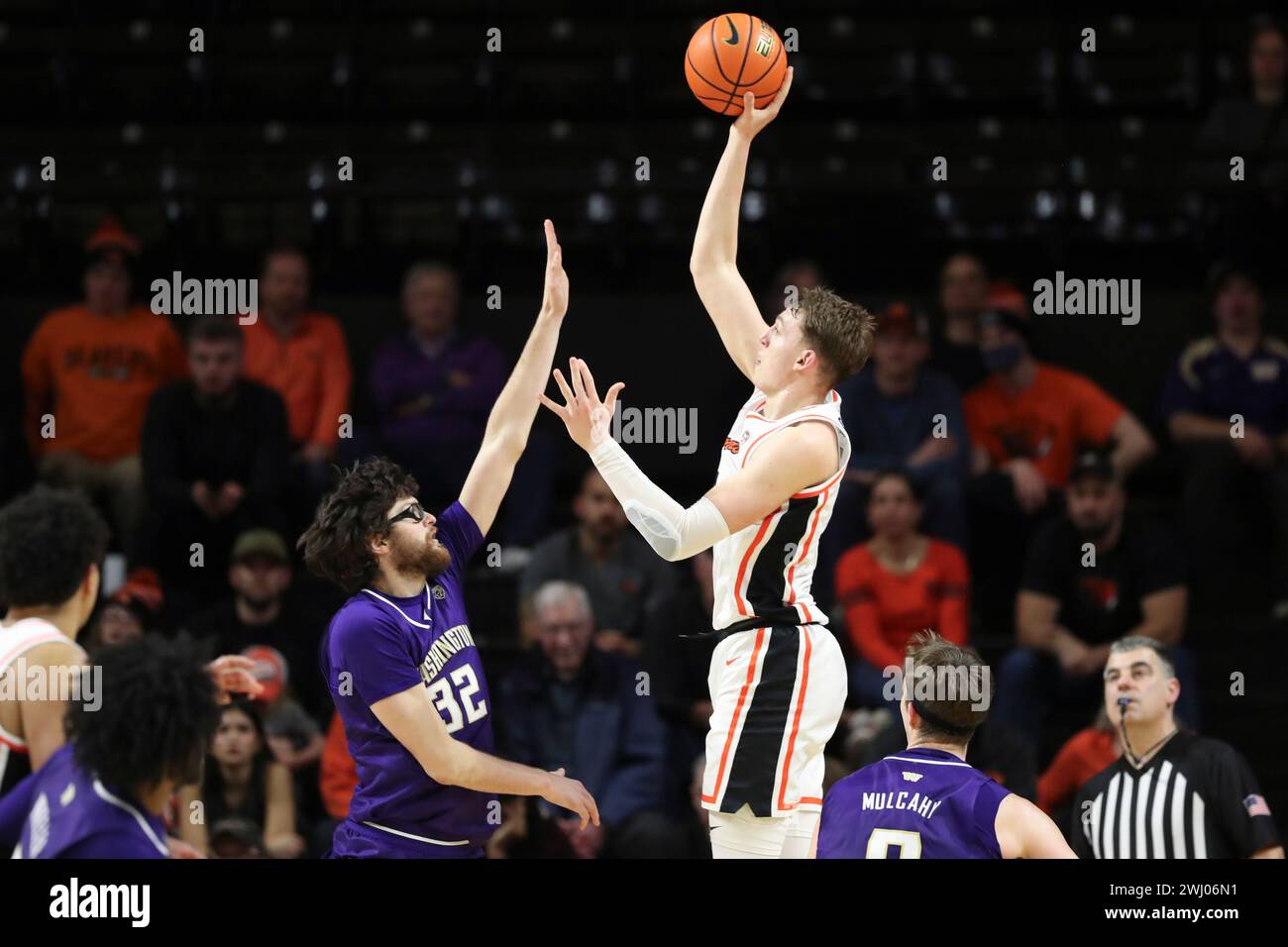 Oregon State forward Tyler Bilodeau (34) shoots over Washington forward ...