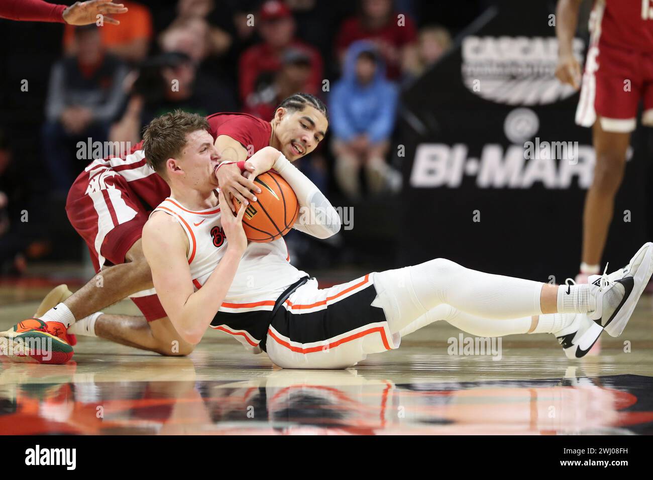 Oregon State forward Tyler Bilodeau (34) and Washington State guard ...