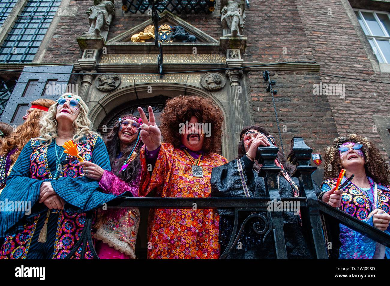 Parade float making hi-res stock photography and images - Alamy
