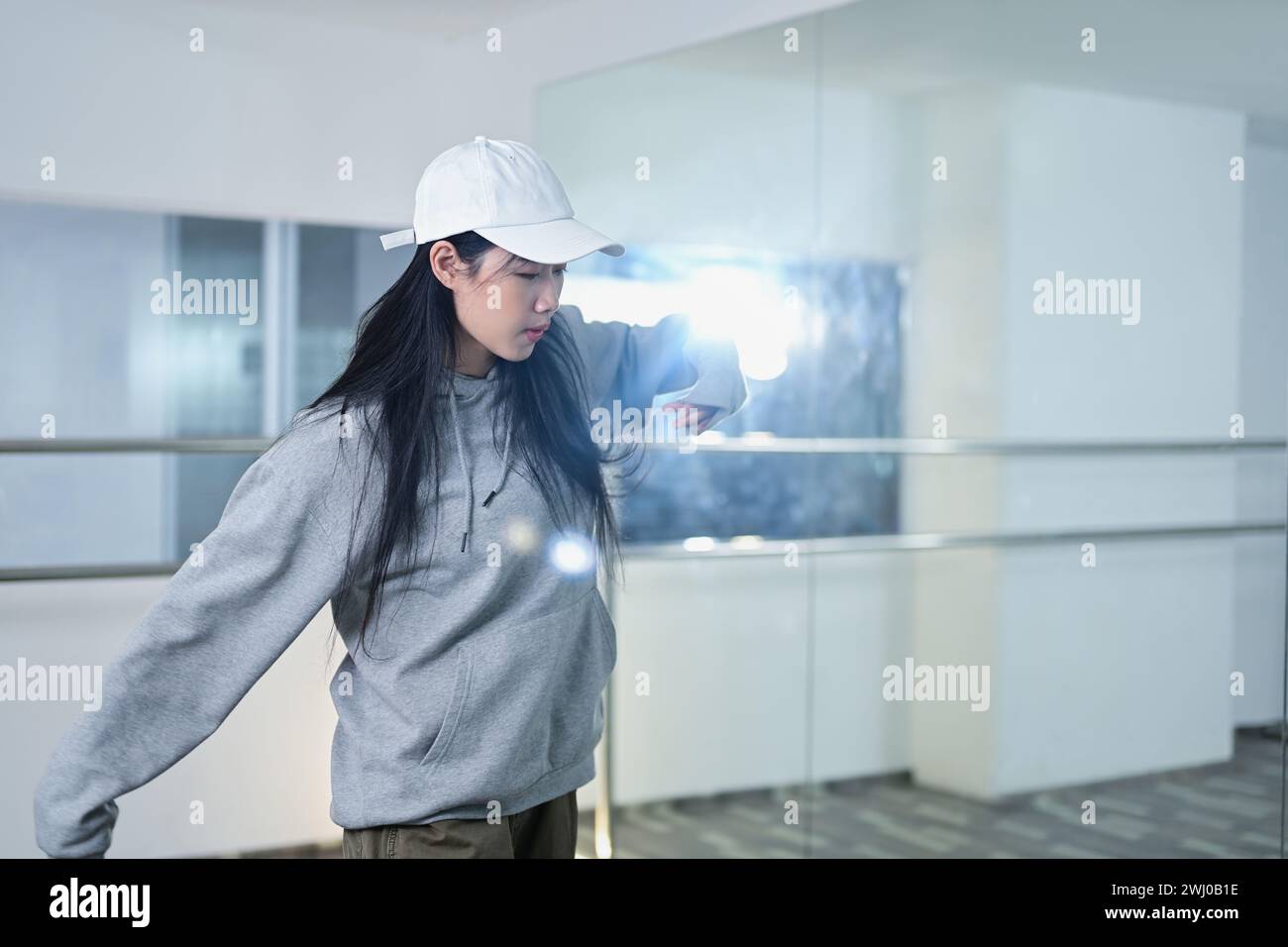 Hip hop dancer showing movements hi-res stock photography and images ...