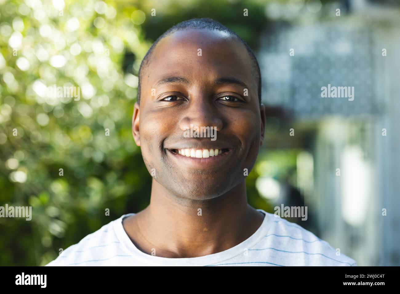 Young man smiles brightly hi-res stock photography and images - Alamy