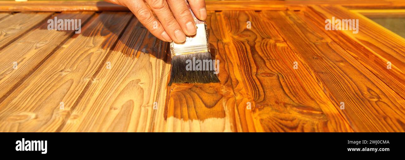 Worker varnishing wooden door hi-res stock photography and images - Alamy