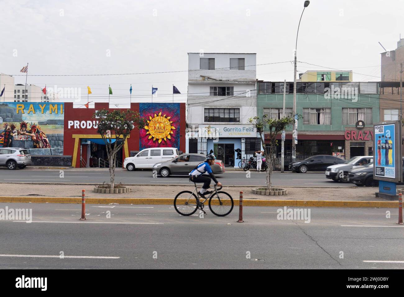 Ein Radweg in der Hauptstadt Lima Peru,09.02.2024 *** A cycle path in the capital Lima Peru ,09 ...