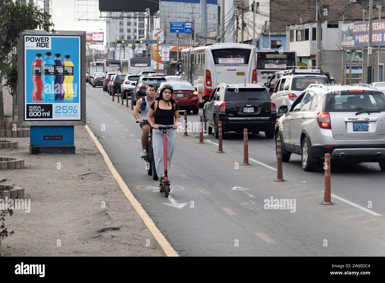 Ein Radweg in der Hauptstadt Lima Peru,09.02.2024 *** A cycle path in the capital Lima Peru ,09 ...