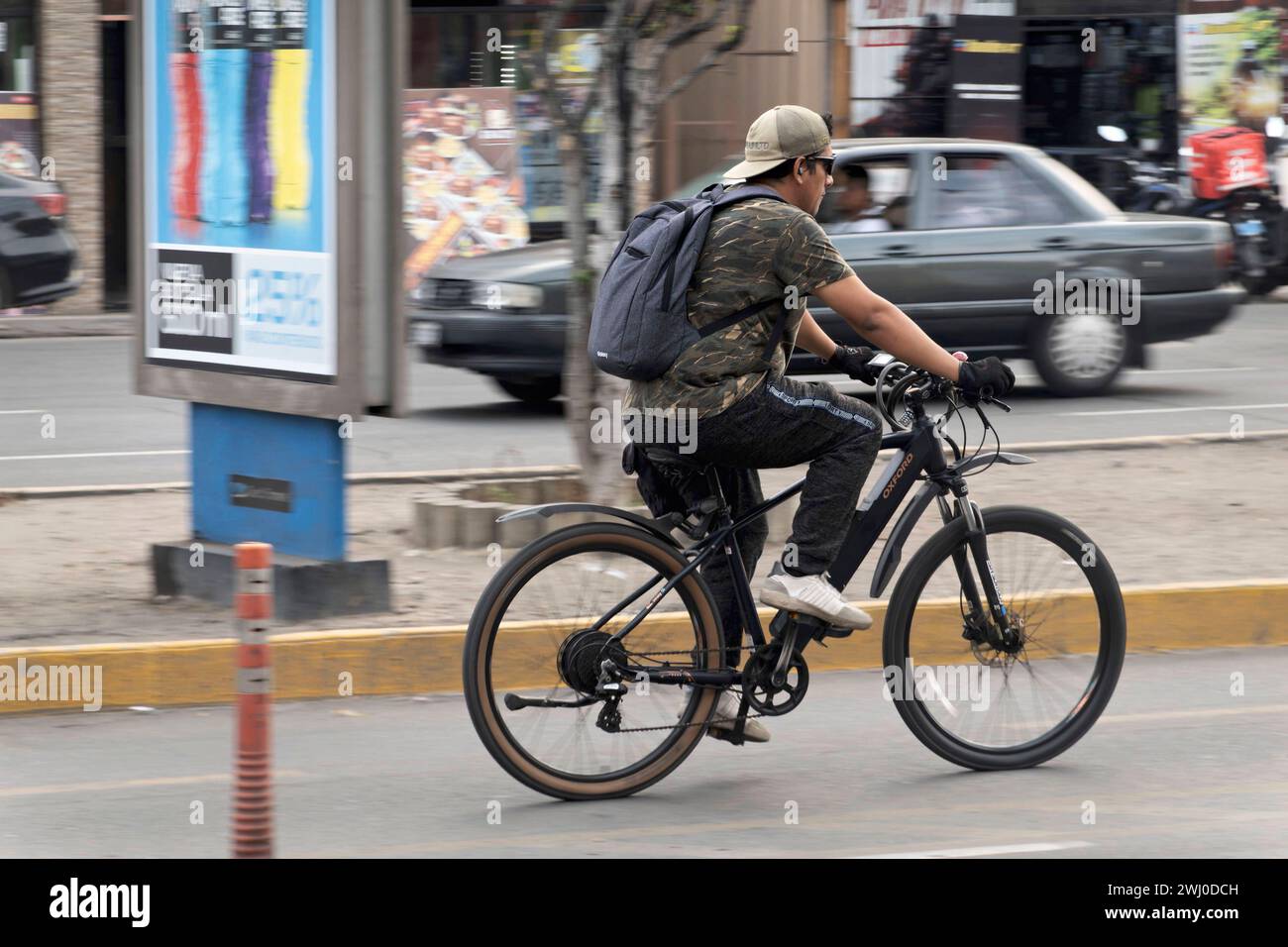 Ein Radweg in der Hauptstadt Lima Peru,09.02.2024 *** A cycle path in the capital Lima Peru ,09 ...