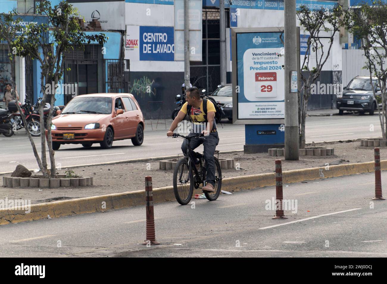 Ein Radweg in der Hauptstadt Lima Peru,09.02.2024 *** A cycle path in the capital Lima Peru ,09 ...