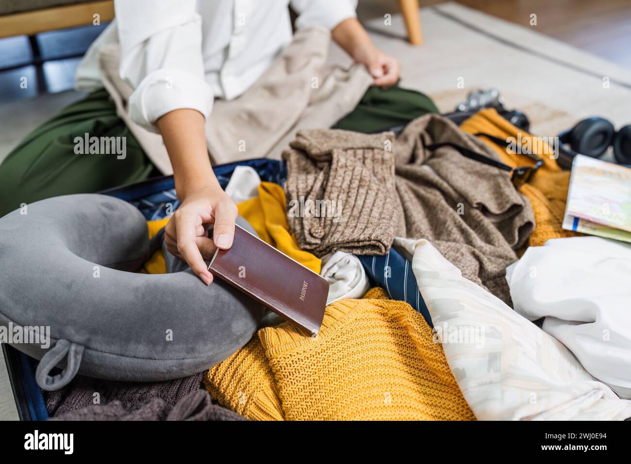 Female travel packing checklist hi-res stock photography and images - Alamy