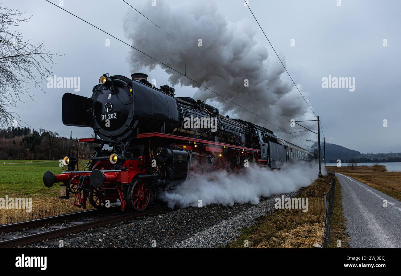 Entlang dem Obersee zwischen Schmerikon und Rapperswil-Jona ist die ...