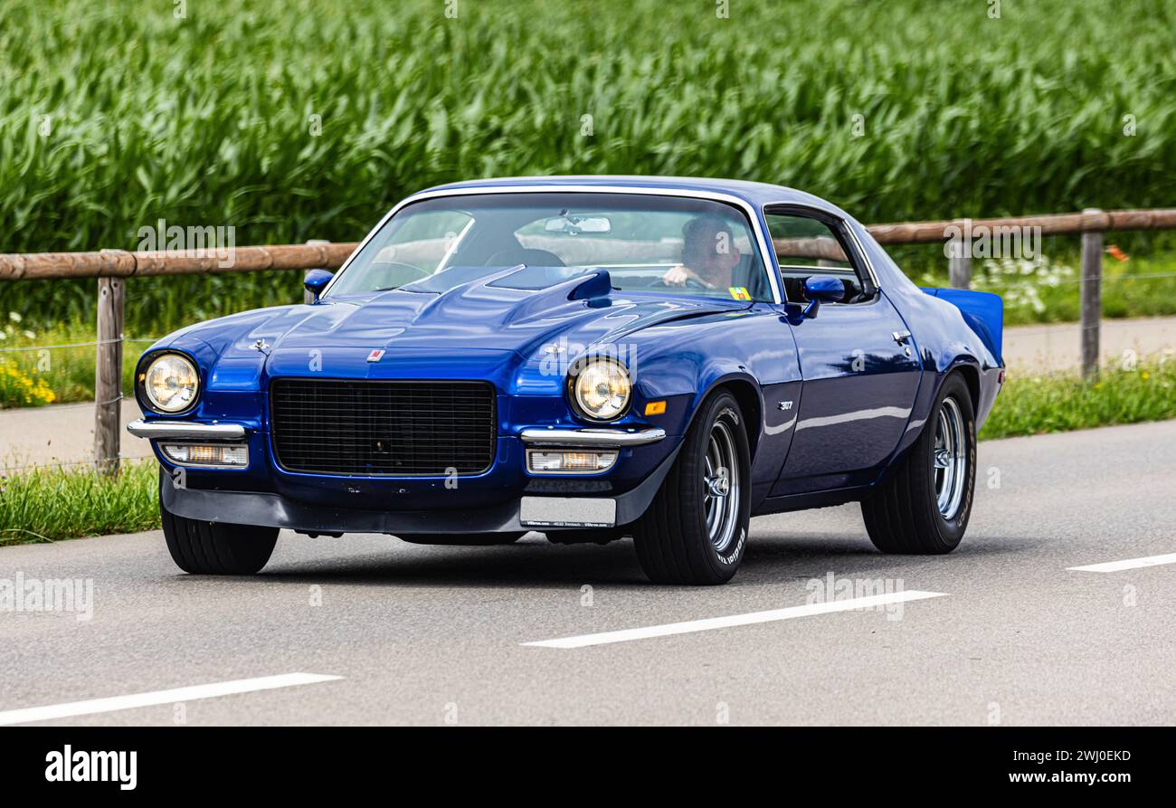 Ein Chevrolet Camaro, mit Baujahr in den 1970er Jahren, fährt auf einer ...