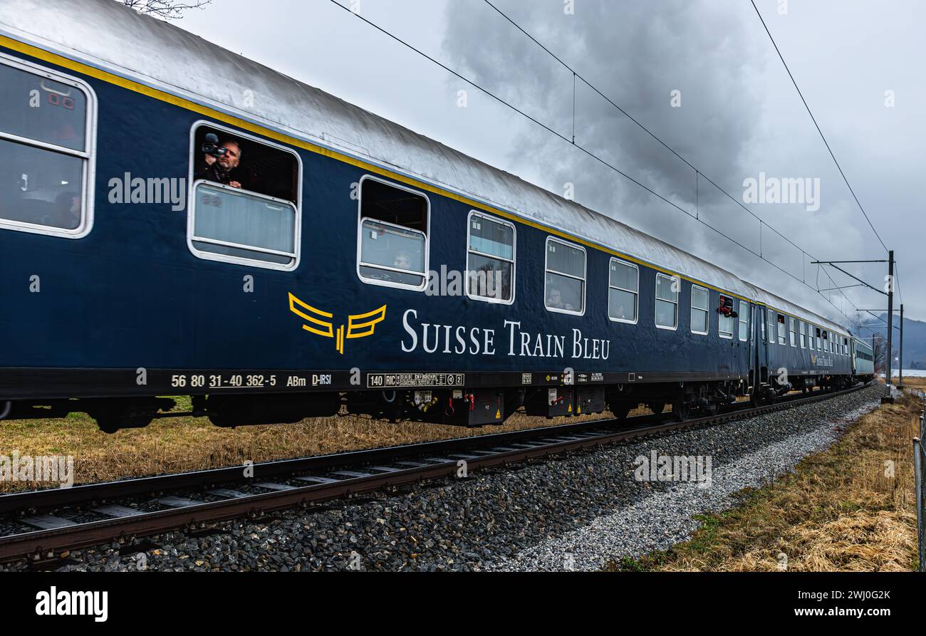 Bahnwagons vom Bahnreiseveranstalter Suisse Train Bleu auf der Zugstrecke zwischen Schmerikon ...