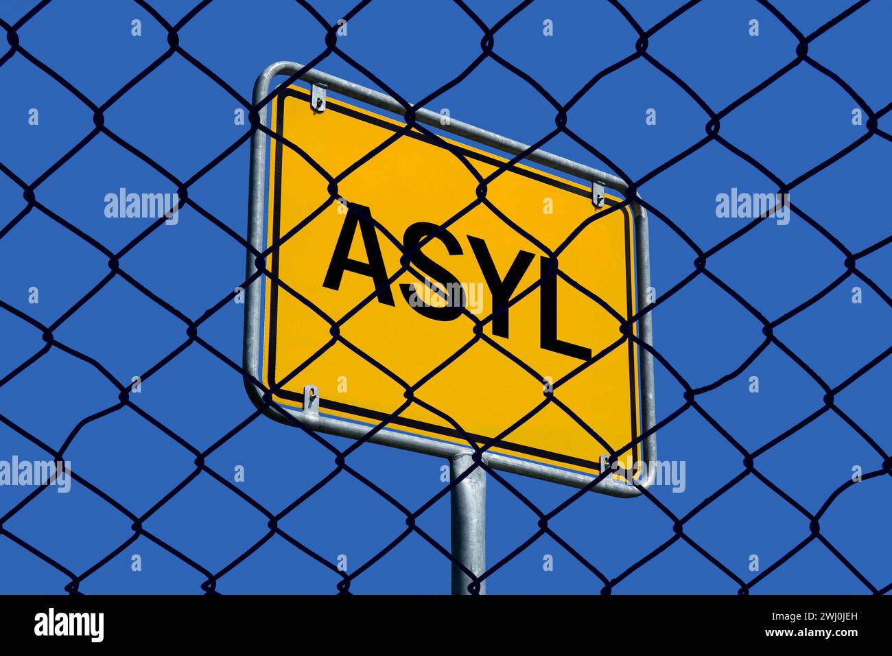 Ortsschild mit Asyl hinter Maschendraht Ortsschild mit Asyl hinter ...