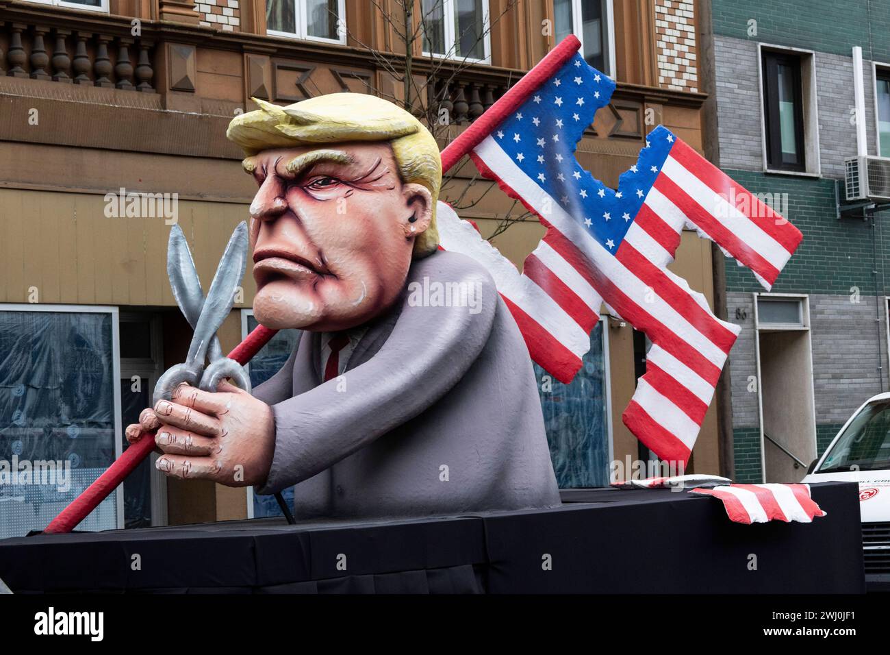 Düsseldorf, Deutschland. 12.02.2024. Rosenmontagszug mit Mottowagen von ...