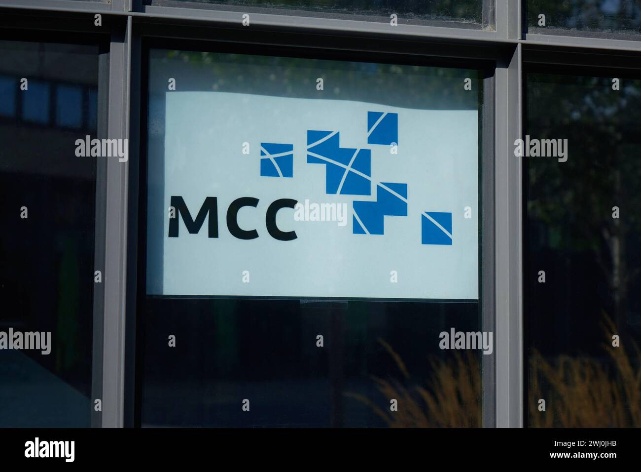 Schild mit Logo von MCC Schild mit Logo von MCC, 26.09.2023, Schöneberg ...