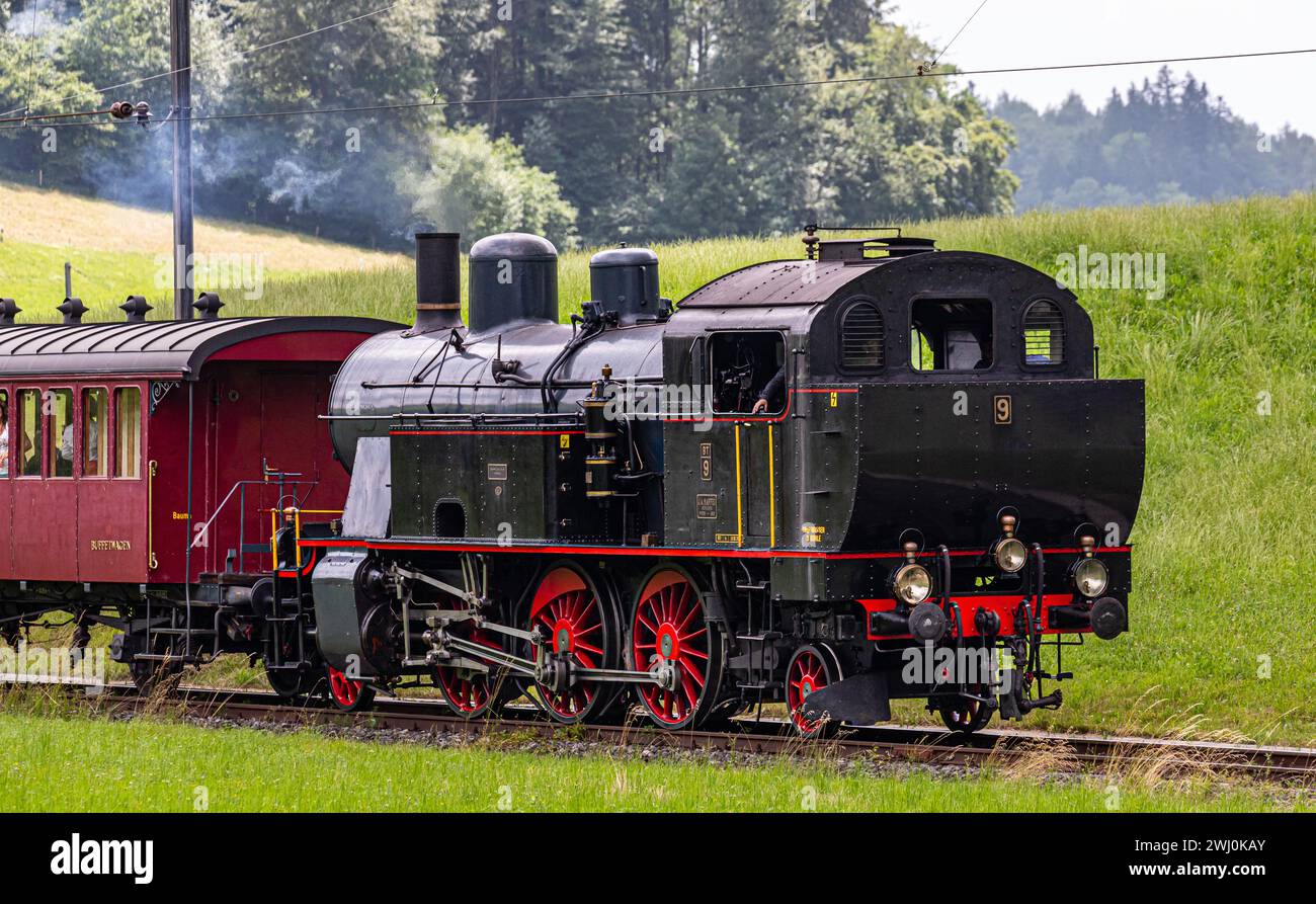 Die Dampflok BT Eb 3/5 fährt von Bäretswil Richtung Bauma rückwärts ...