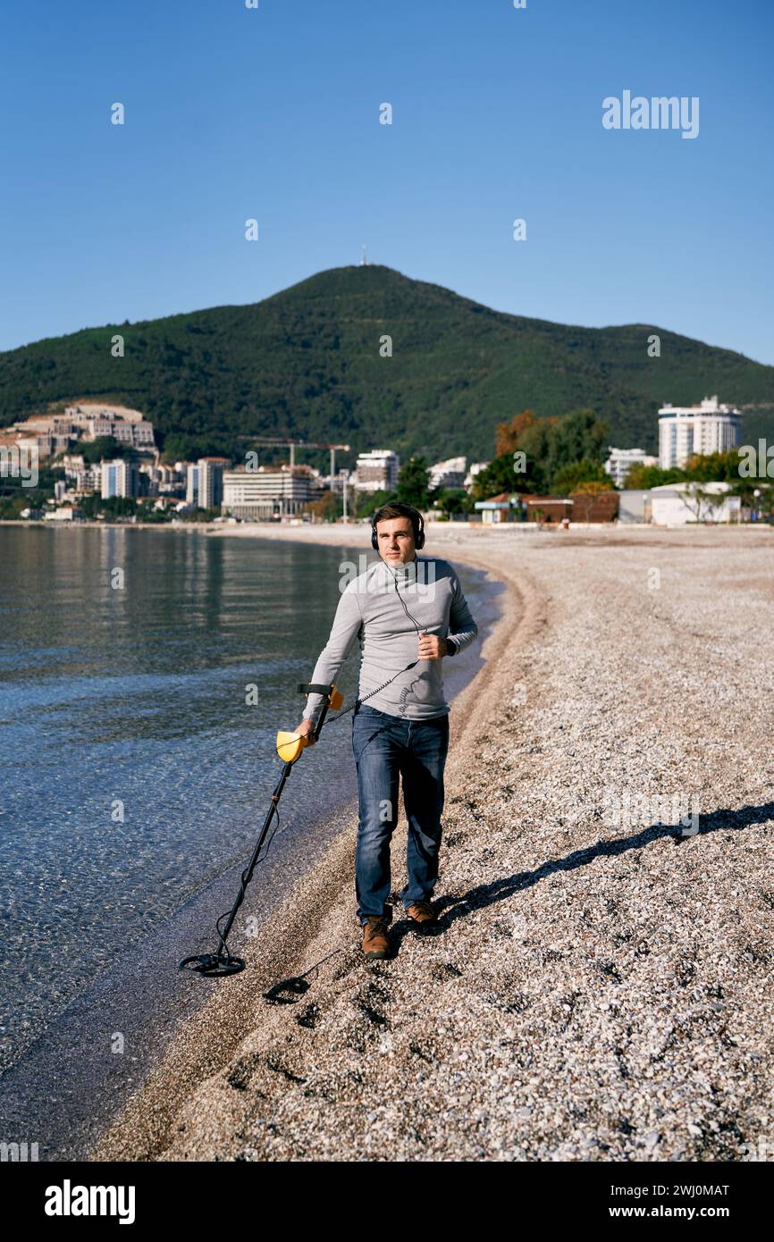 Man sweeping beach hi-res stock photography and images - Alamy