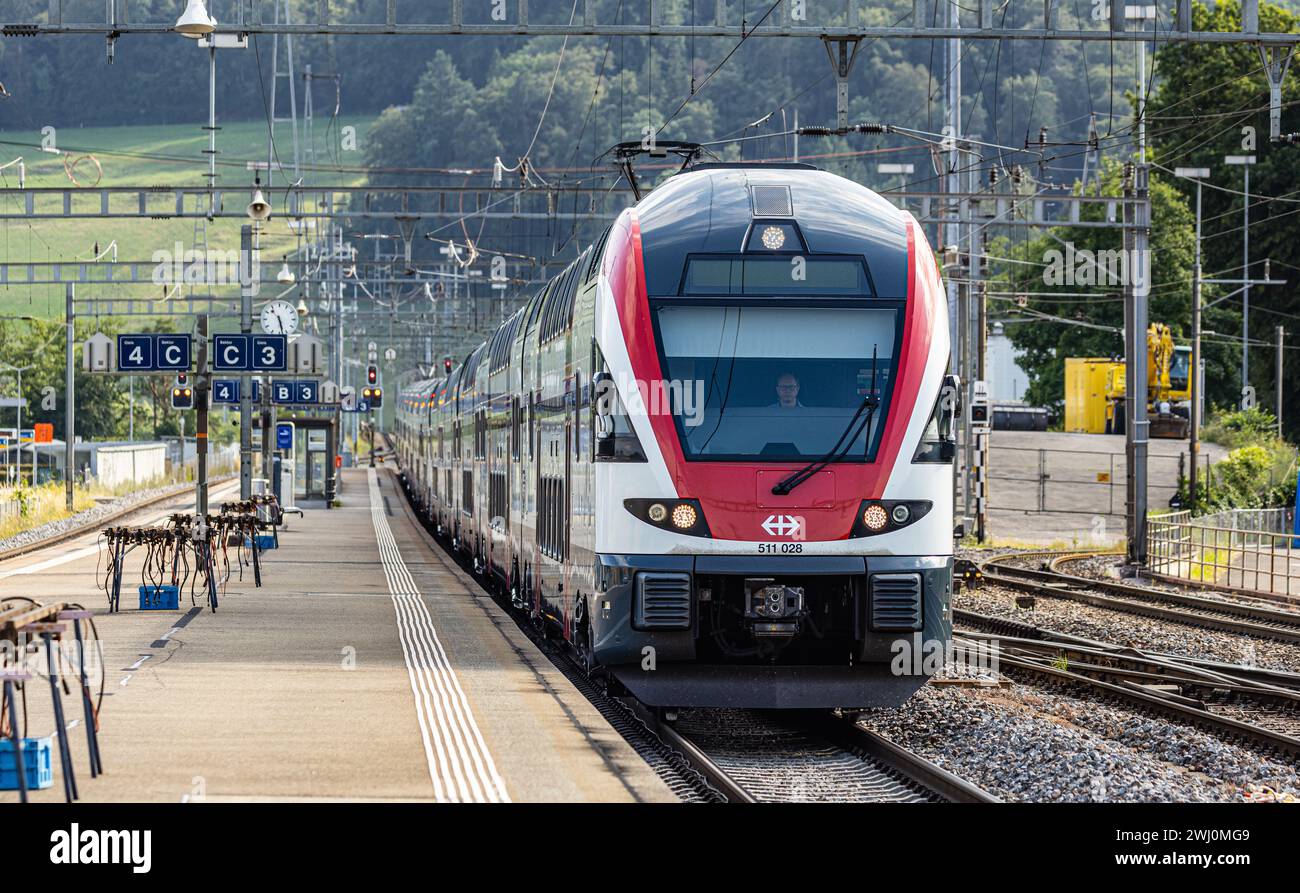 Ein SBB IR-Dosto fährt durch den Zürcher Bahnhof Hüntwagen-Wil. Der ...