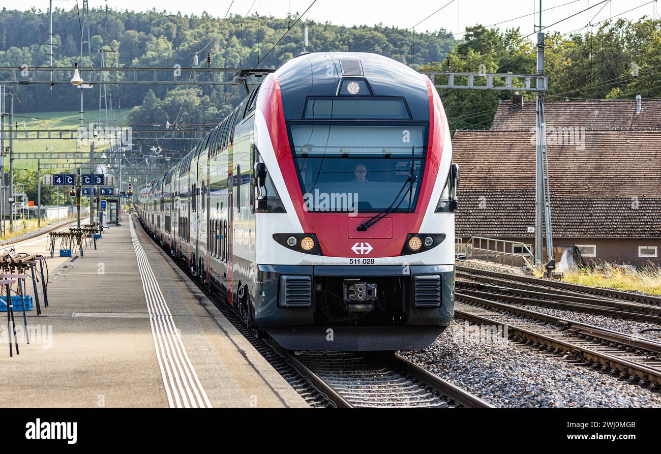 Ein SBB IR-Dosto fährt durch den Zürcher Bahnhof Hüntwagen-Wil. Der ...