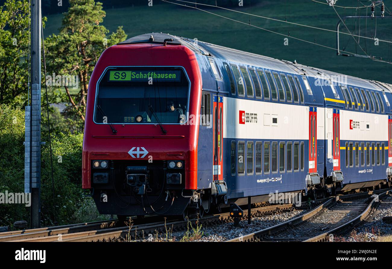 Eine Zürcher S-Bahn SBB Re 450 der Linie 9 ist unterwegs nach ...