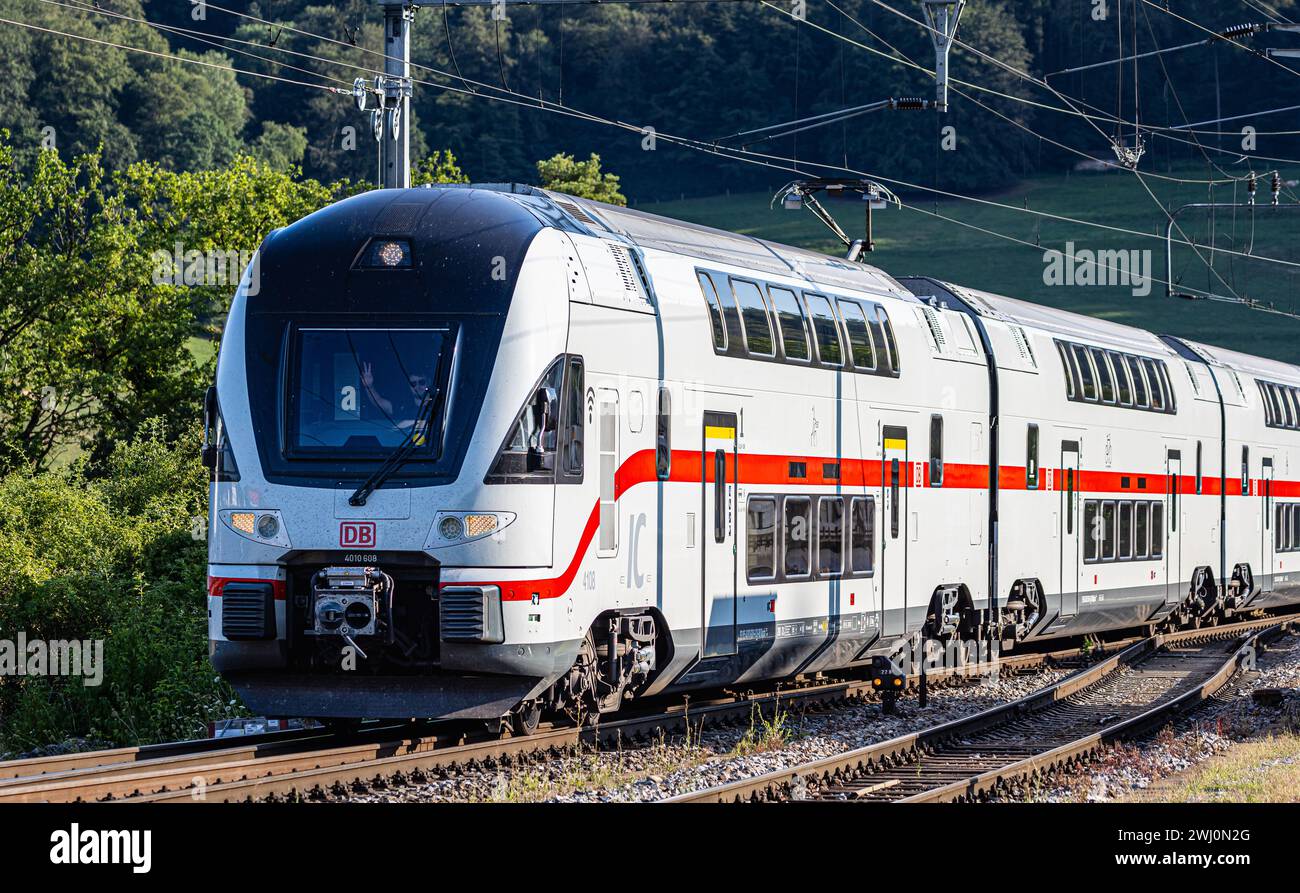 Ein DB Intercity 2K (KISS) fährt von Zürich ins süddeutsche Singen ... Ein DB Intercity 2K (KISS) fährt von Zürich ins süddeutsche Singen ...