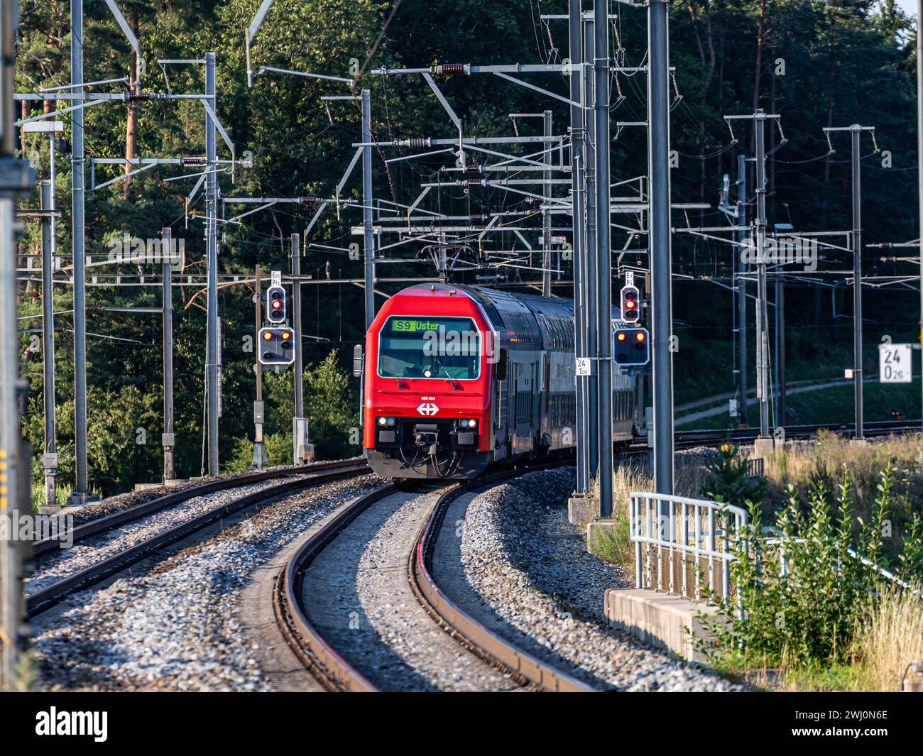 Eine SBB Re 450 kommt aus Rafz und fährt in den Bahnhof Hüntwangen-Wil ...