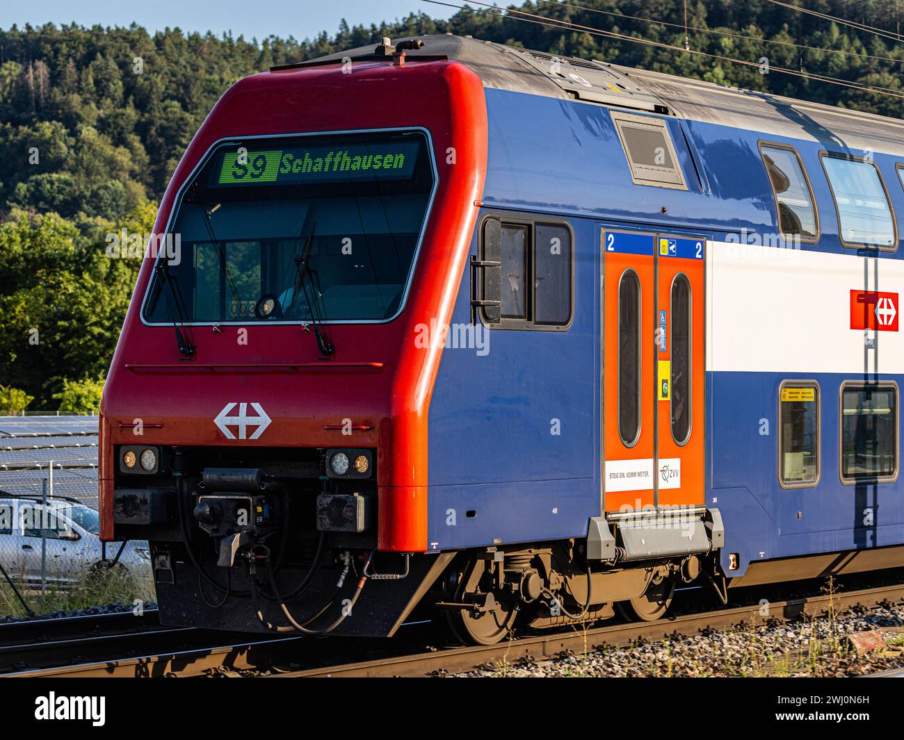 Eine Zürcher S-Bahn SBB Re 450 der Linie 9 ist unterwegs nach ...