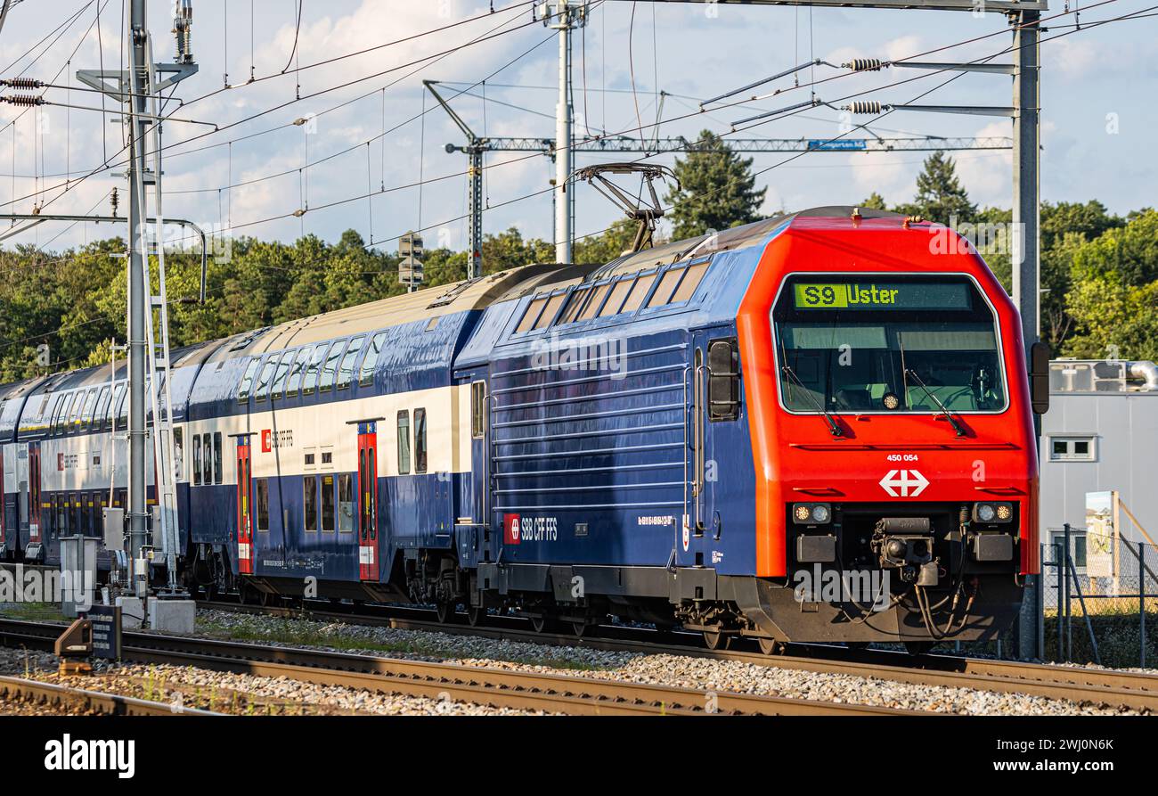Eine Zürcher S-Bahn (SBB Re450) der Linie S9 fährt aus dem Bahnhof ...