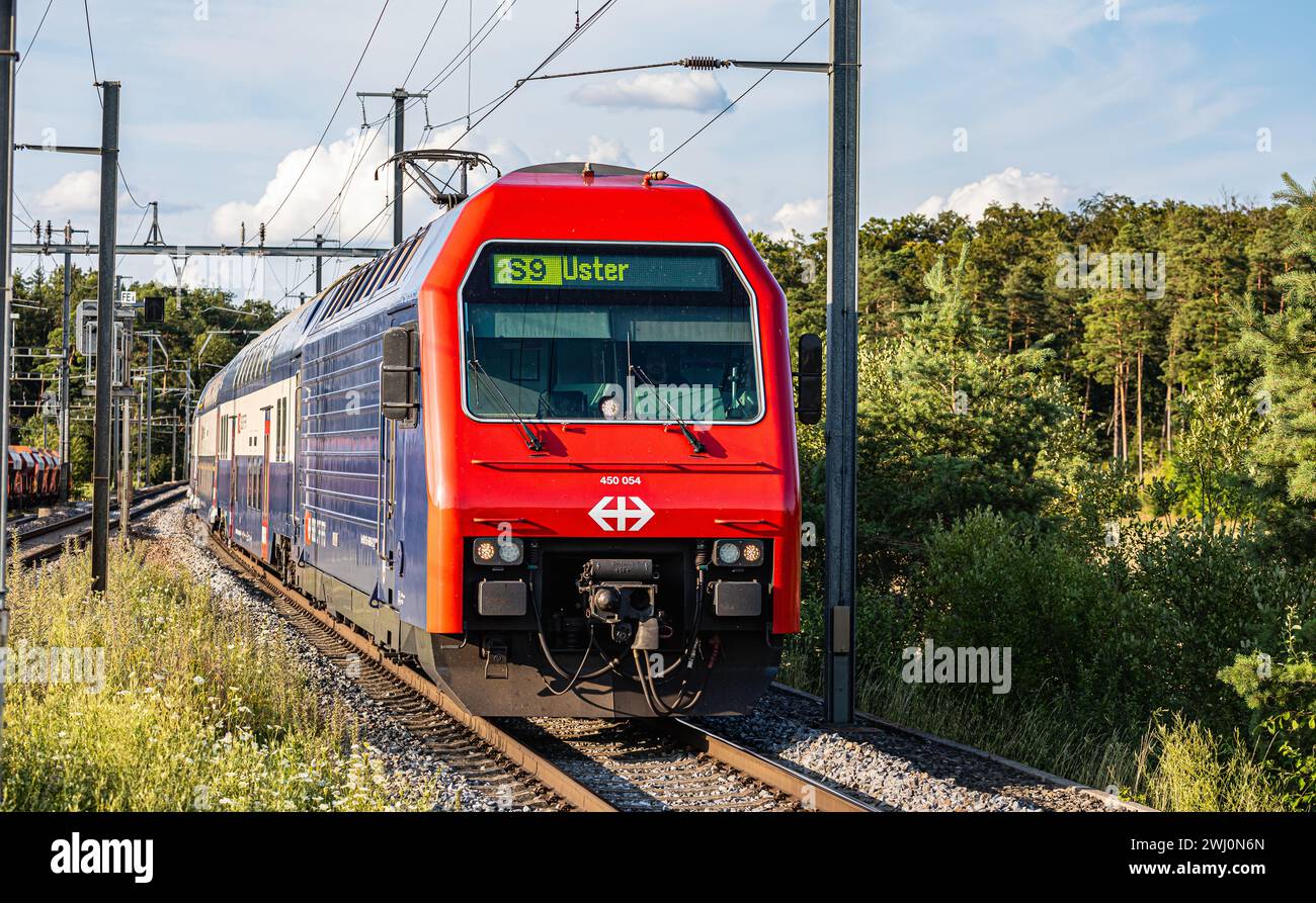 Eine SBB Re 450 kommt aus Rafz und fährt in den Bahnhof Hüntwangen-Wil ...