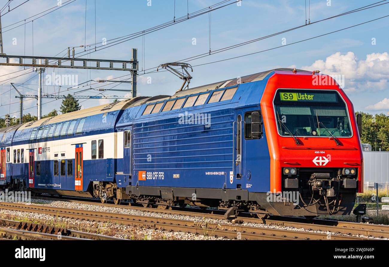 Eine Zürcher S-Bahn (SBB Re450) der Linie S9 fährt aus dem Bahnhof ...