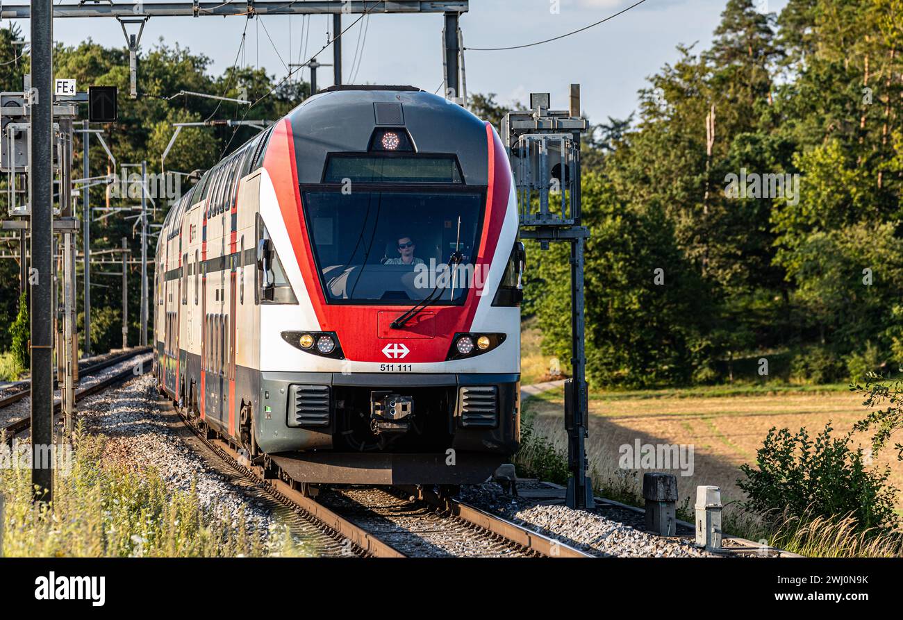 Ein Regio Dosto ist kurz vor der Durchfahrt durch den Bahnhof ...