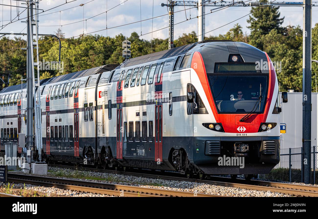 Ein SBB Regio Dosto nach der Durchfahrt durch den Bahnhof Hüntwangen ...