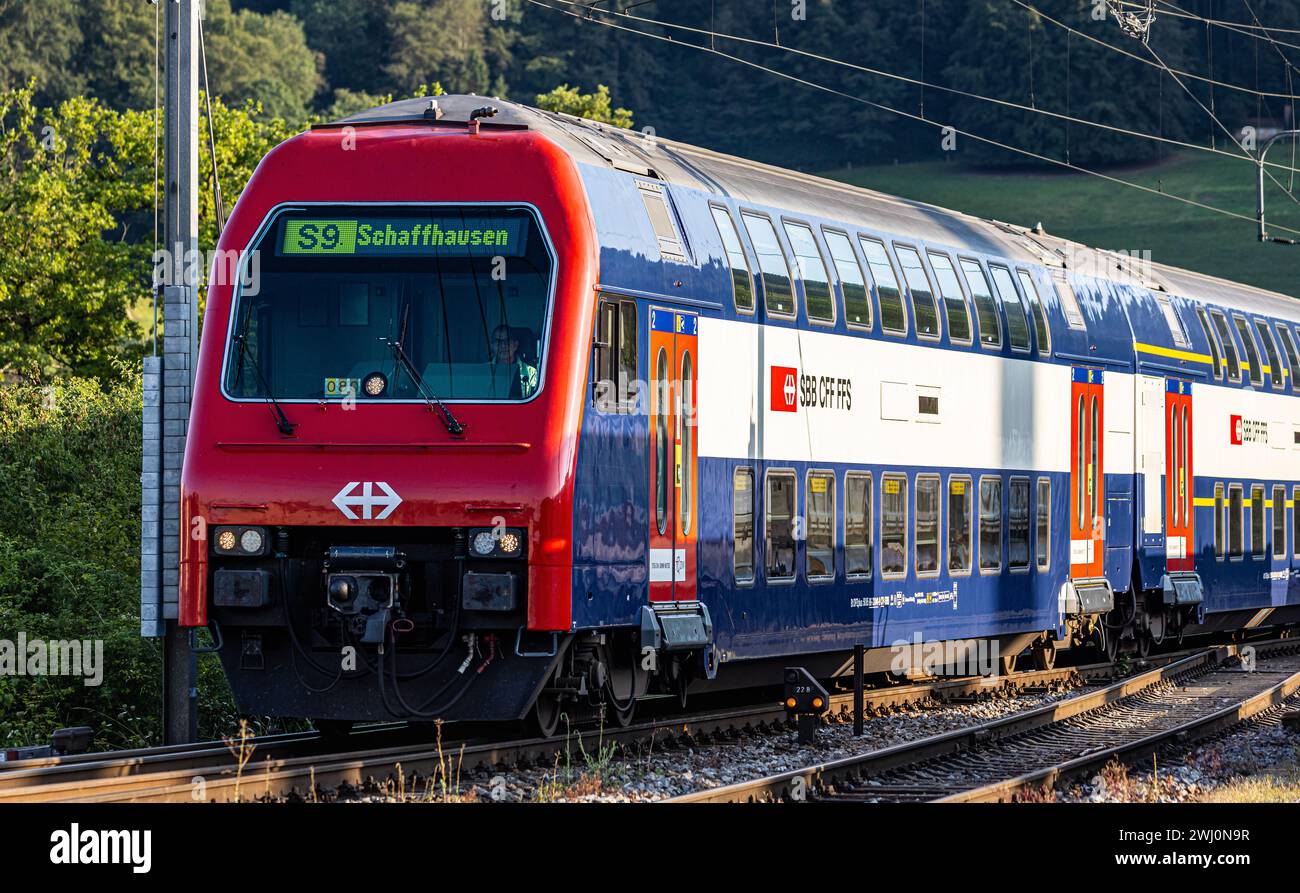 Eine Zürcher S-Bahn SBB Re 450 der Linie 9 ist unterwegs nach ...