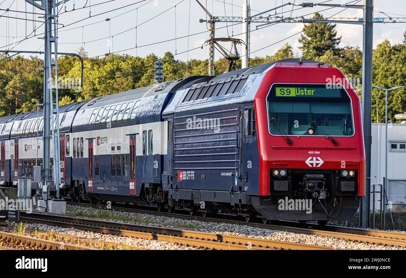 Eine Zürcher S-Bahn (SBB Re450) der Linie S9 fährt aus dem Bahnhof ...