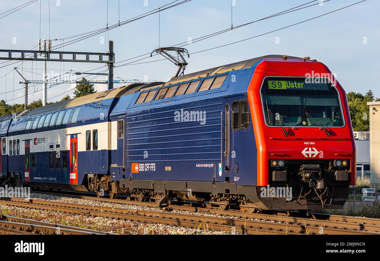 Eine Zürcher S-Bahn (SBB Re450) der Linie S9 fährt aus dem Bahnhof ...