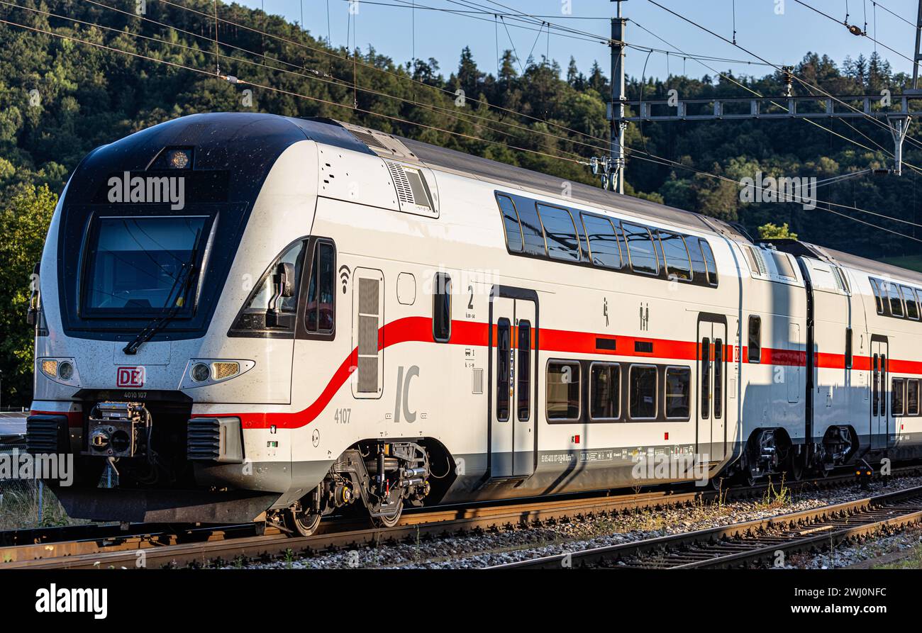 Ein Intercity 2 der Deutschen Bahn fährt von Zürich, via Schaffhausen ...